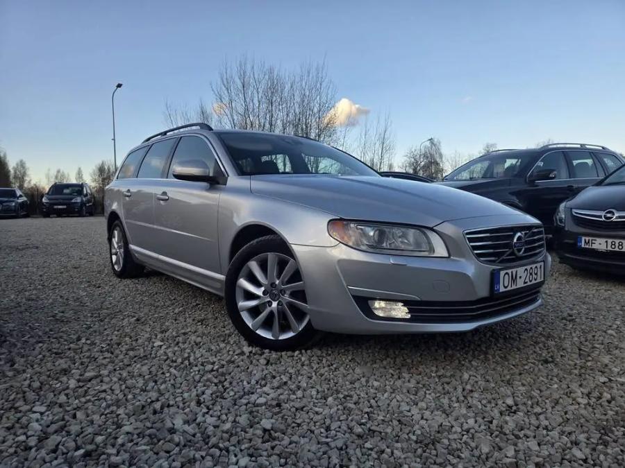 Grey Volvo V70 2014 in Jelgava, with an engine capacity of 2.00 L and mileage of 325 thousand km for 7200 €, photo 4 on AUTOMOTO.COM.LV