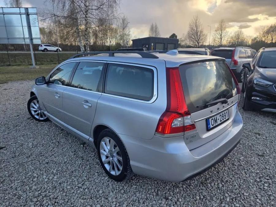 Grey Volvo V70 2014 in Jelgava, with an engine capacity of 2.00 L and mileage of 325 thousand km for 7200 €, photo 5 on AUTOMOTO.COM.LV