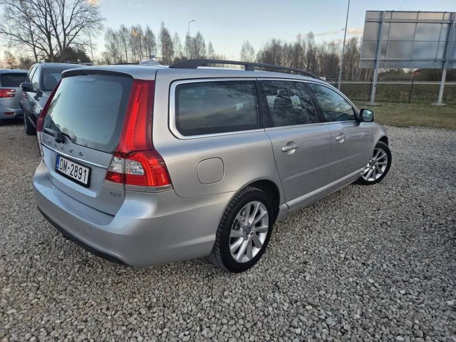 Grey Volvo V70 2014 in Jelgava, with an engine capacity of 2.00 L and mileage of 325 thousand km for 7200 €, photo 7 on AUTOMOTO.COM.LV