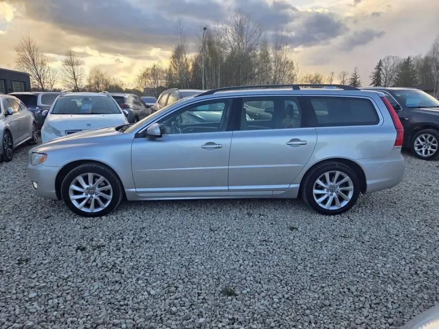 Grey Volvo V70 2014 in Jelgava, with an engine capacity of 2.00 L and mileage of 325 thousand km for 7200 €, photo 8 on AUTOMOTO.COM.LV