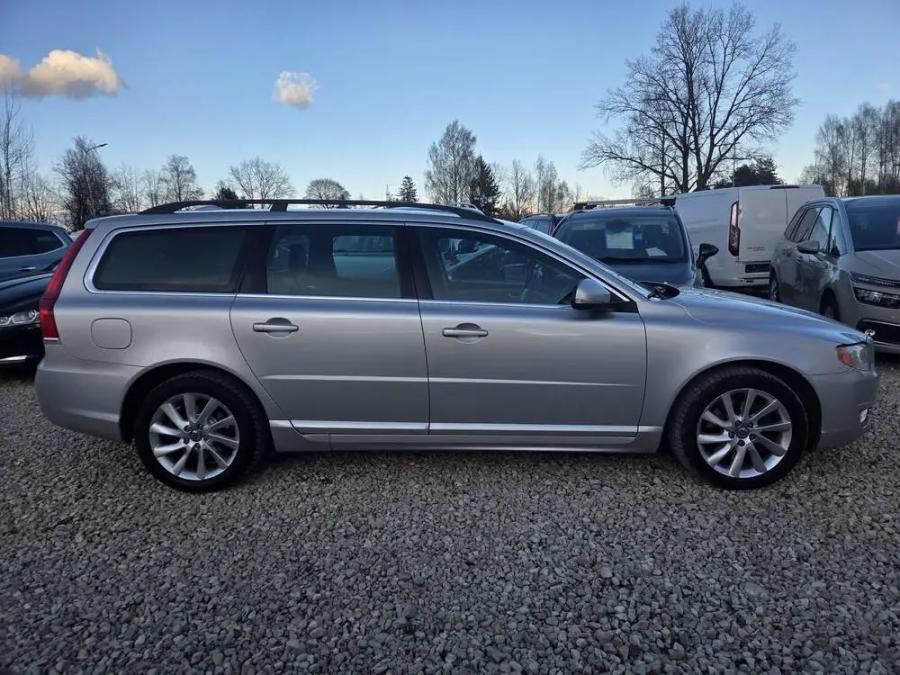 Grey Volvo V70 2014 in Jelgava, with an engine capacity of 2.00 L and mileage of 325 thousand km for 7200 €, photo 10 on AUTOMOTO.COM.LV