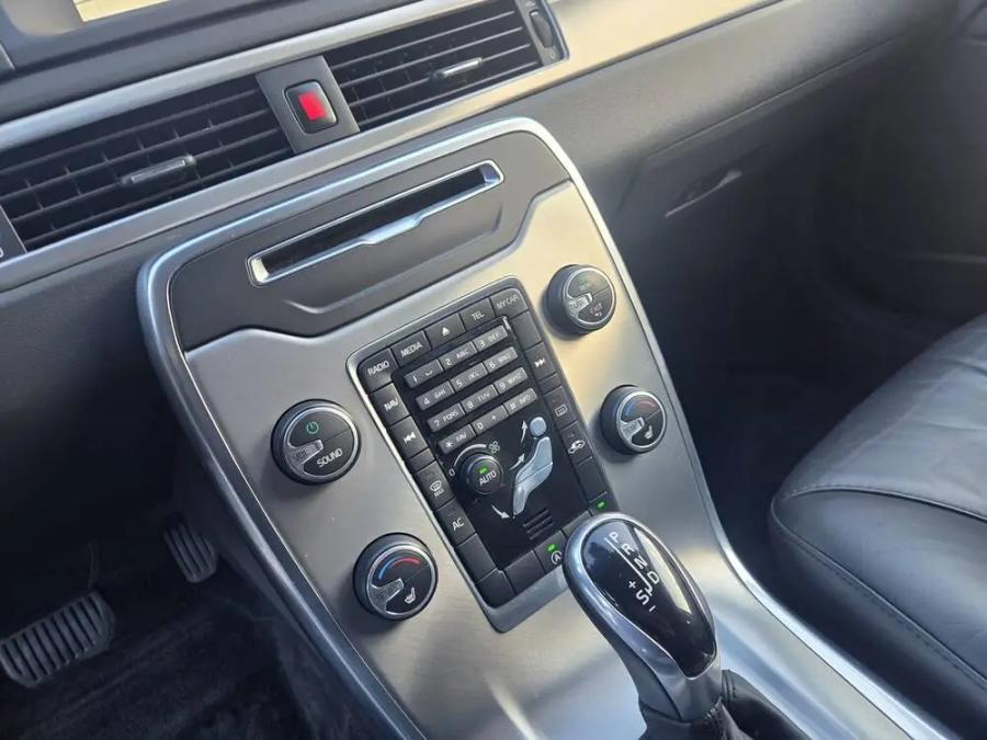 Grey Volvo V70 2014 in Jelgava, with an engine capacity of 2.00 L and mileage of 325 thousand km for 7200 €, photo 11 on AUTOMOTO.COM.LV