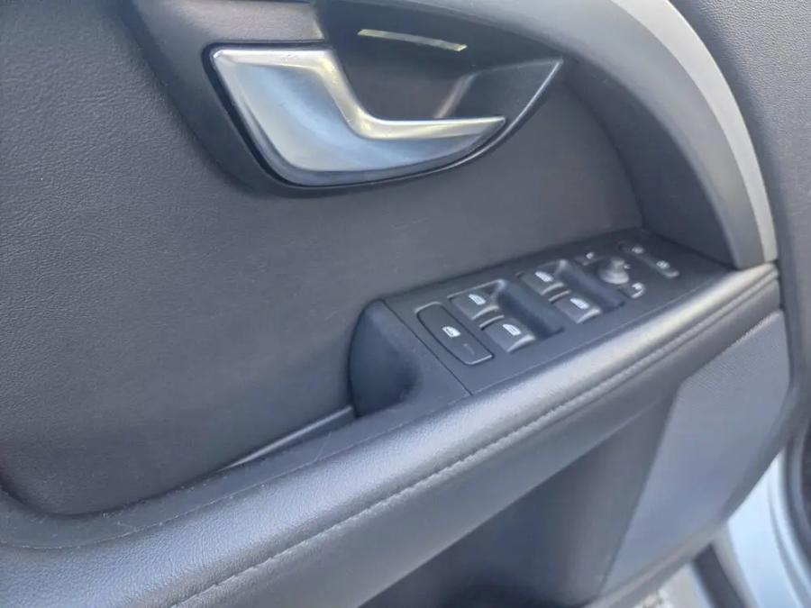 Grey Volvo V70 2014 in Jelgava, with an engine capacity of 2.00 L and mileage of 325 thousand km for 7200 €, photo 12 on AUTOMOTO.COM.LV