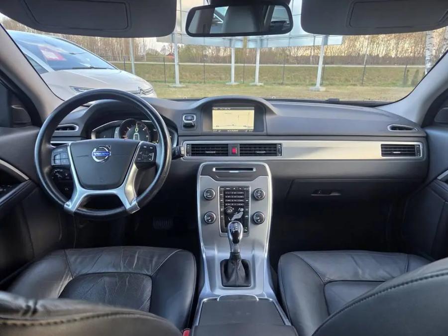 Grey Volvo V70 2014 in Jelgava, with an engine capacity of 2.00 L and mileage of 325 thousand km for 7200 €, photo 20 on AUTOMOTO.COM.LV
