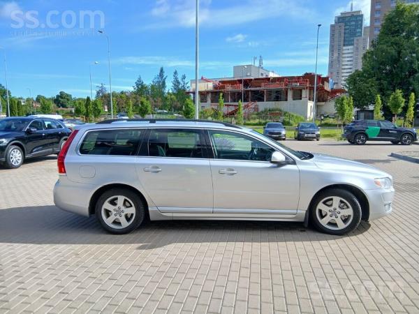 Grey Volvo V70 2014 in Riga, with an engine capacity of 2.00 L and mileage of 252 thousand km for 6500 €, photo 3 on AUTOMOTO.COM.LV