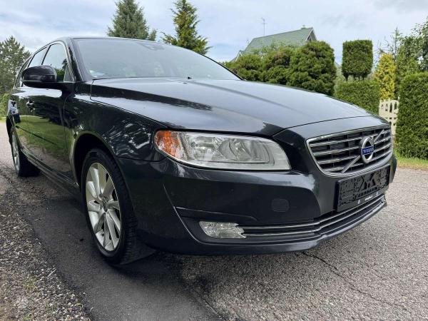 Pelēks Volvo V70 2014 Alīta, ar dzinēja tilpumu 2.00 L un nobraukumu 267 tūkst. km par 5900 €, foto 2 vietnē AUTOMOTO.COM.LV
