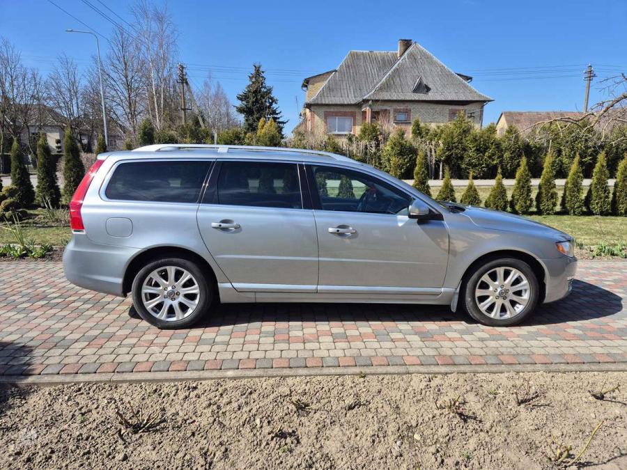 Grey Volvo V70 2014 in Joniskis, with an engine capacity of 1.98 L and mileage of 332 thousand km for 6700 €, photo 4 on AUTOMOTO.COM.LV