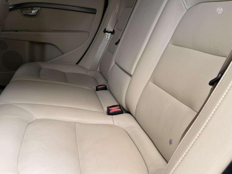 Grey Volvo V70 2014 in Vilnius, with an engine capacity of 1.97 L and mileage of 291 thousand km for 6490 €, photo 16 on AUTOMOTO.COM.LV