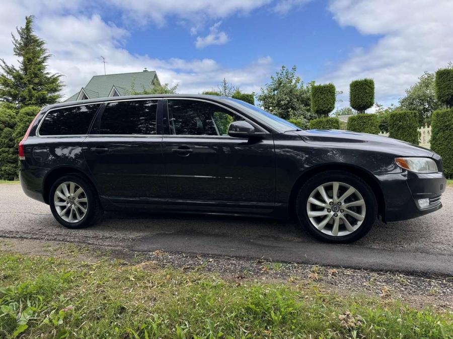 Grey Volvo V70 2014 in Alytus, with an engine capacity of 1.98 L and mileage of 265 thousand km for 6200 €, photo 1 on AUTOMOTO.COM.LV