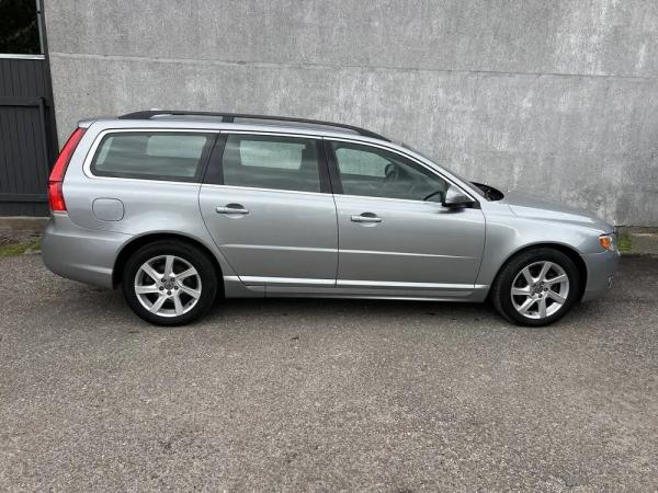 Grey Volvo V70 2014 in Liepaja, with an engine capacity of 1.60 L and mileage of 265 thousand km for 6250 €, photo 4 on AUTOMOTO.COM.LV