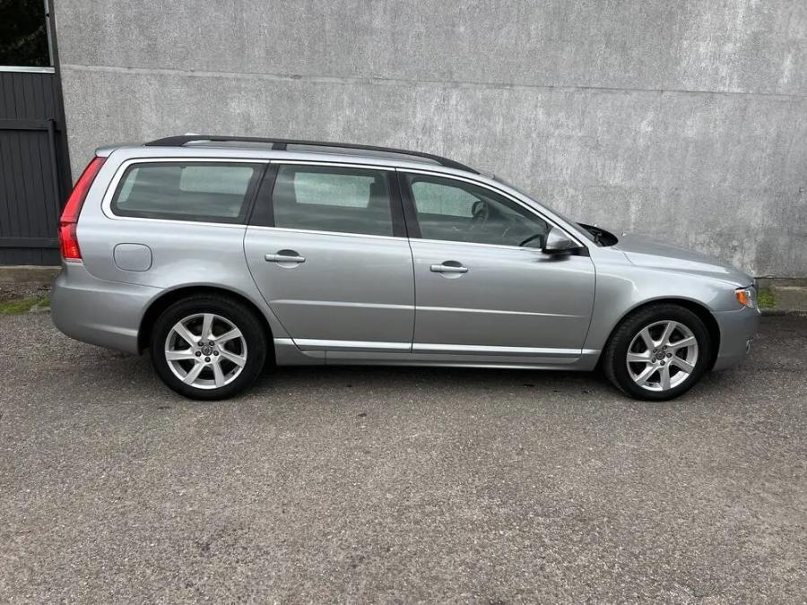 Grey Volvo V70 2014 in Liepaja, with an engine capacity of 1.60 L and mileage of 265 thousand km for 6250 €, photo 5 on AUTOMOTO.COM.LV