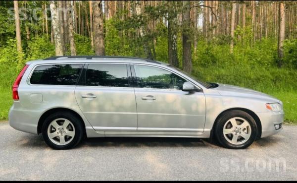 Pelēks Volvo V70 2014 Rīga, ar dzinēja tilpumu 2.00 L un nobraukumu 250 tūkst. km par 5900 €, foto 3 vietnē AUTOMOTO.COM.LV