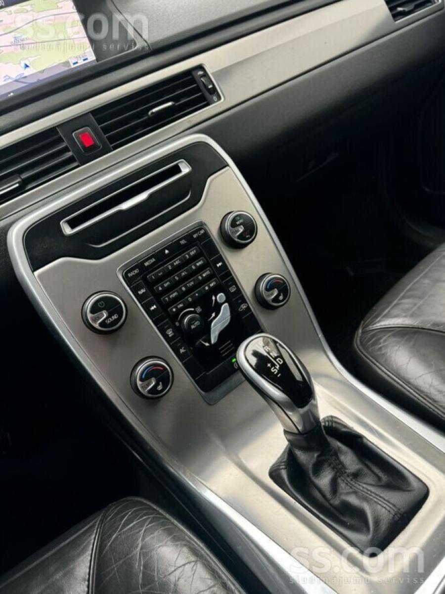 Grey Volvo V70 2014 in Riga, with an engine capacity of 2.00 L and mileage of 250 thousand km for 5900 €, photo 7 on AUTOMOTO.COM.LV