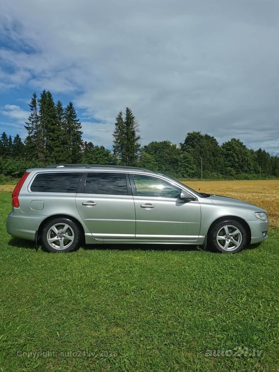 Pelēks Volvo V70 2014 Narva, ar dzinēja tilpumu 2.00 L un nobraukumu 398 tūkst. km par 6500 €, foto 4 vietnē AUTOMOTO.COM.LV