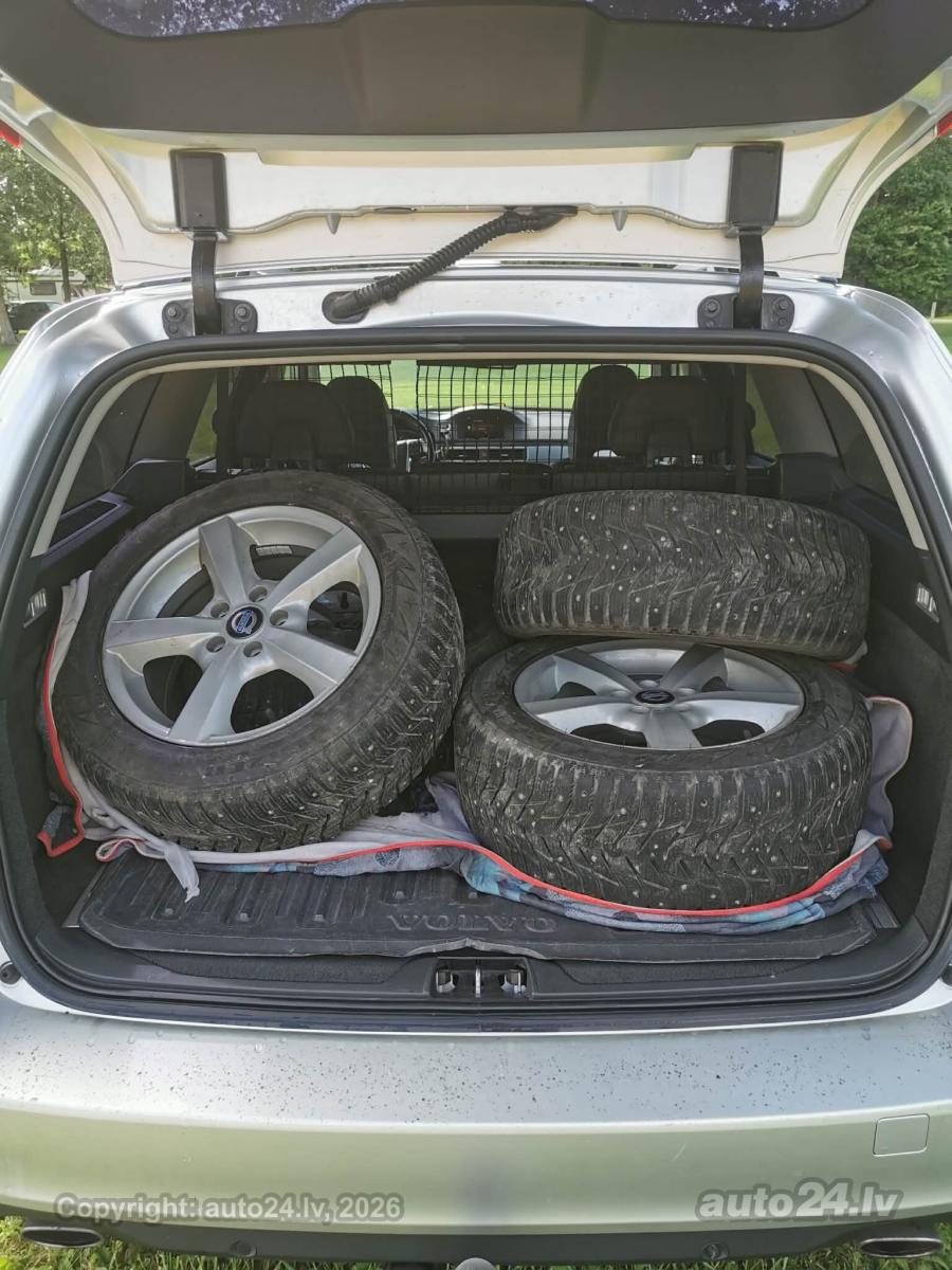 Pelēks Volvo V70 2014 Narva, ar dzinēja tilpumu 2.00 L un nobraukumu 398 tūkst. km par 6500 €, foto 9 vietnē AUTOMOTO.COM.LV