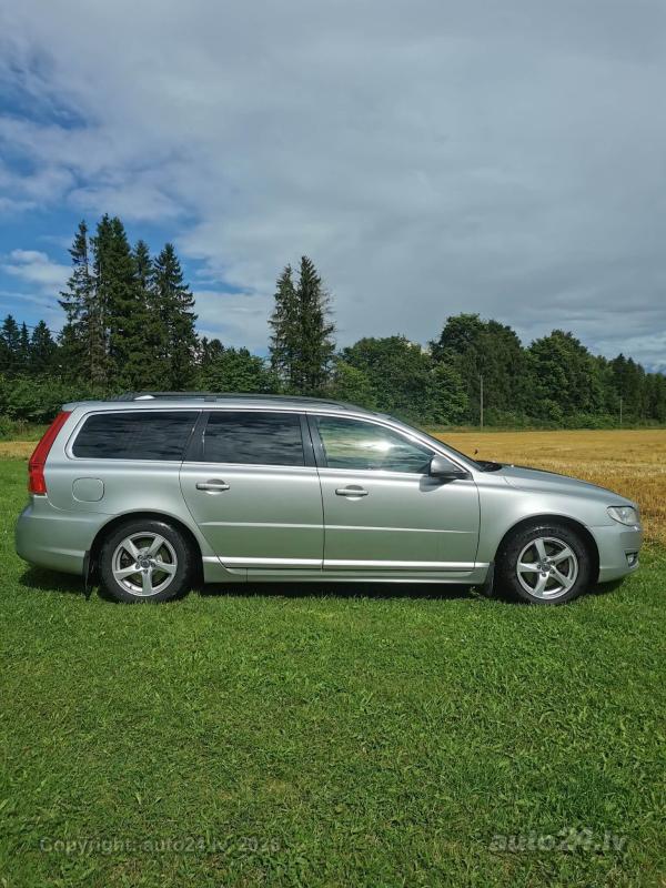 Pelēks Volvo V70 2014 Narva, ar dzinēja tilpumu 2.00 L un nobraukumu 398 tūkst. km par 6500 €, foto 4 vietnē AUTOMOTO.COM.LV