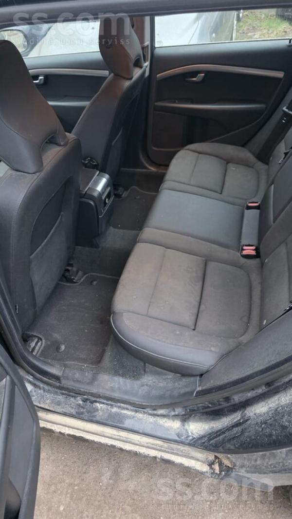 Grey Volvo V70 2014 in Riga, with an engine capacity of 2.00 L and mileage of 382 thousand km for 2500 €, photo 4 on AUTOMOTO.COM.LV