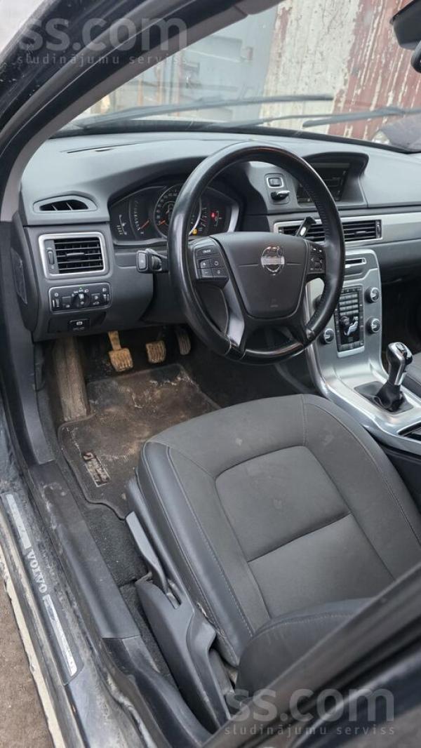 Grey Volvo V70 2014 in Riga, with an engine capacity of 2.00 L and mileage of 382 thousand km for 2500 €, photo 8 on AUTOMOTO.COM.LV