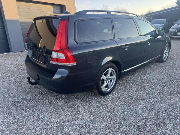Pelēks Volvo V70 2015 Alīta, ar dzinēja tilpumu 1.98 L un nobraukumu 260 tūkst. km par 6999 €, foto 9 vietnē AUTOMOTO.COM.LV