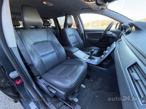 Grey Volvo V70 2015 in Paide, with an engine capacity of 2.00 L and mileage of 291 thousand km for 7990 €, photo 9 on AUTOMOTO.COM.LV