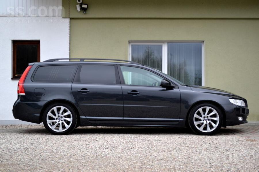 Grey Volvo V70 2015 in Tukums, with an engine capacity of 2.00 L and mileage of 275 thousand km for 8690 €, photo 12 on AUTOMOTO.COM.LV