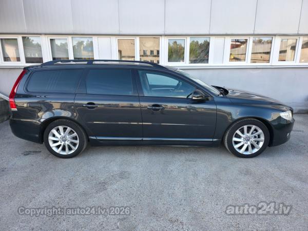 Pelēks Volvo V70 2015 Tallina, ar dzinēja tilpumu 2.00 L un nobraukumu 253 tūkst. km par 8890 €, foto 6 vietnē AUTOMOTO.COM.LV