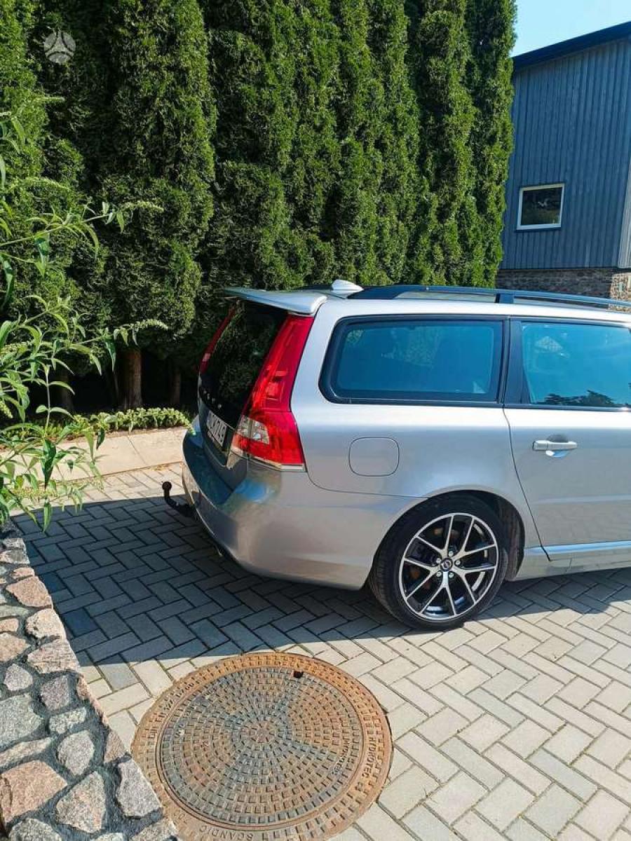 Grey Volvo V70 2015 in Siauliai, with an engine capacity of 1.97 L and mileage of 300 thousand km for 7700 €, photo 4 on AUTOMOTO.COM.LV
