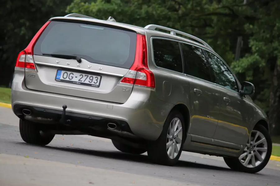 Grey Volvo V70 2015 in Riga, with an engine capacity of 2.00 L and mileage of 289 thousand km for 8190 €, photo 3 on AUTOMOTO.COM.LV