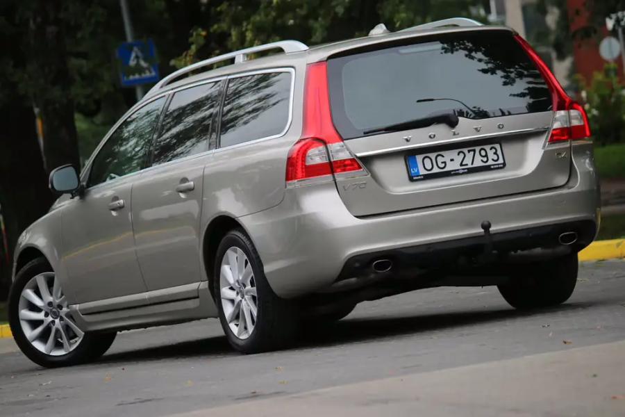 Grey Volvo V70 2015 in Riga, with an engine capacity of 2.00 L and mileage of 289 thousand km for 8190 €, photo 5 on AUTOMOTO.COM.LV