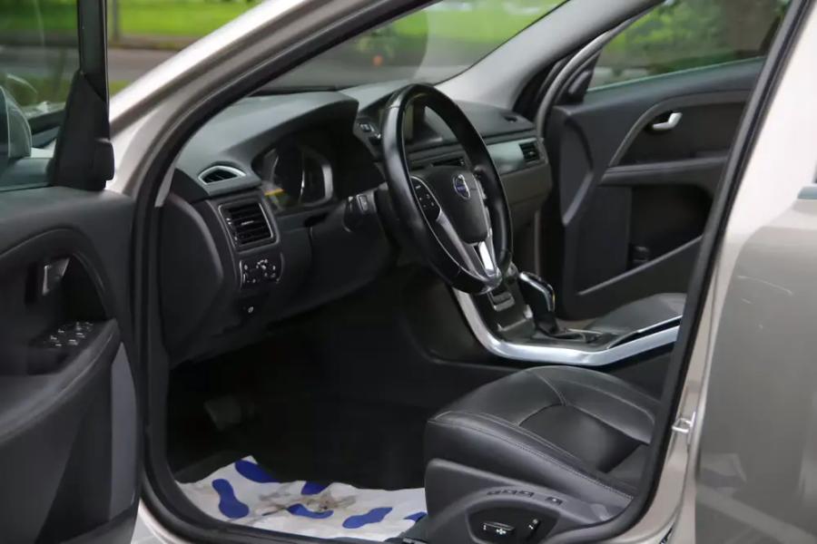 Grey Volvo V70 2015 in Riga, with an engine capacity of 2.00 L and mileage of 289 thousand km for 8190 €, photo 8 on AUTOMOTO.COM.LV