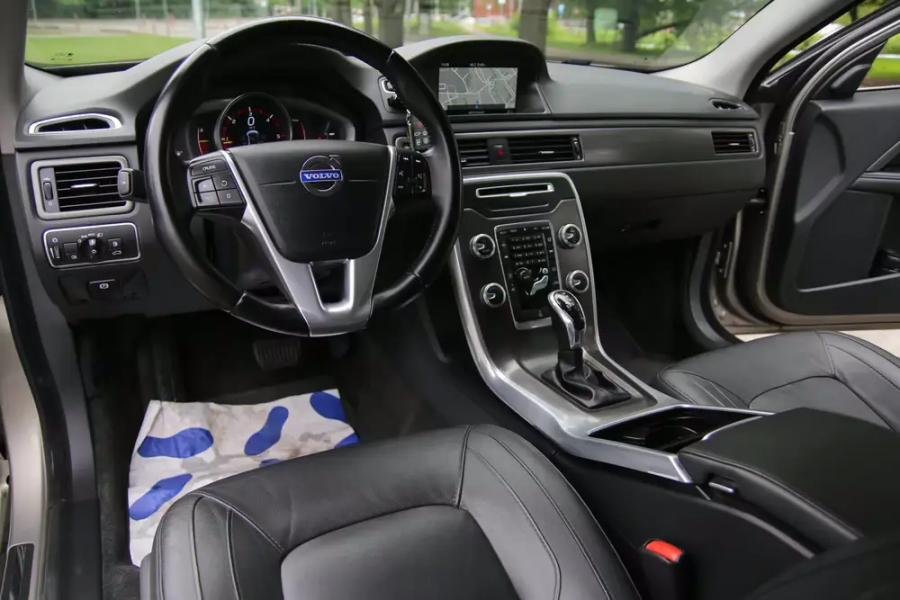 Grey Volvo V70 2015 in Riga, with an engine capacity of 2.00 L and mileage of 289 thousand km for 8190 €, photo 11 on AUTOMOTO.COM.LV