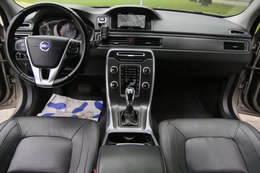 Grey Volvo V70 2015 in Riga, with an engine capacity of 2.00 L and mileage of 289 thousand km for 8190 €, photo 12 on AUTOMOTO.COM.LV