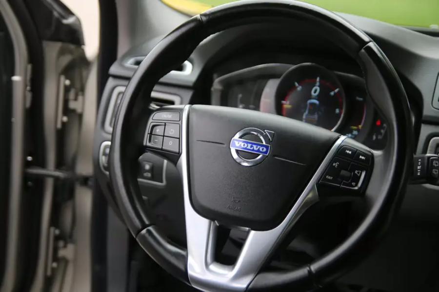 Grey Volvo V70 2015 in Riga, with an engine capacity of 2.00 L and mileage of 289 thousand km for 8190 €, photo 13 on AUTOMOTO.COM.LV