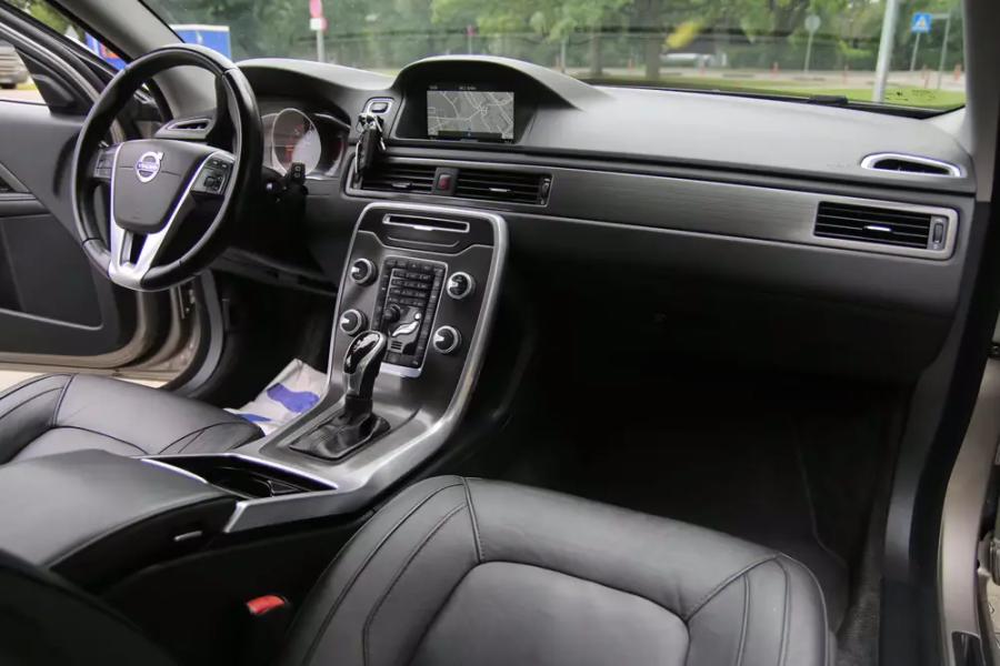 Grey Volvo V70 2015 in Riga, with an engine capacity of 2.00 L and mileage of 289 thousand km for 8190 €, photo 14 on AUTOMOTO.COM.LV