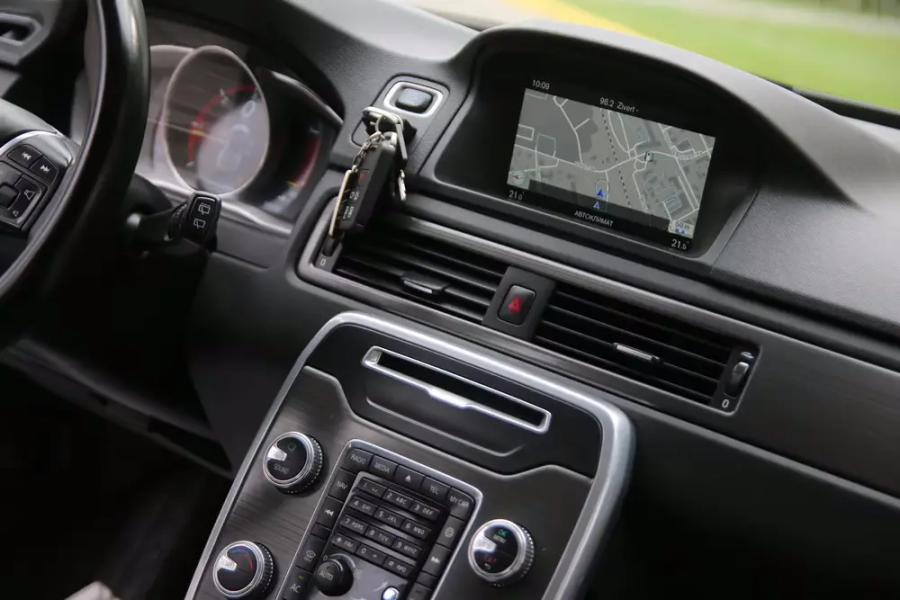 Grey Volvo V70 2015 in Riga, with an engine capacity of 2.00 L and mileage of 289 thousand km for 8190 €, photo 15 on AUTOMOTO.COM.LV