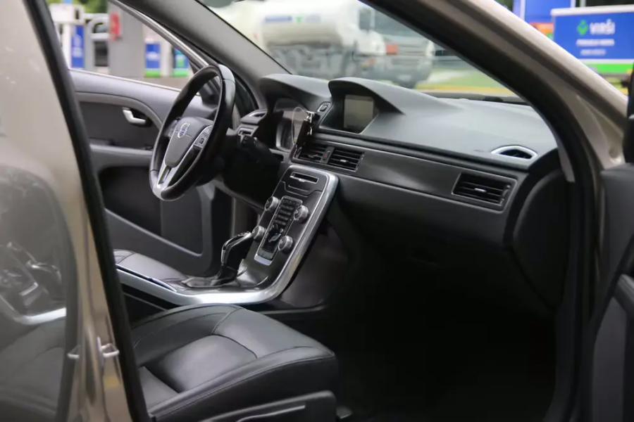 Grey Volvo V70 2015 in Riga, with an engine capacity of 2.00 L and mileage of 289 thousand km for 8190 €, photo 17 on AUTOMOTO.COM.LV