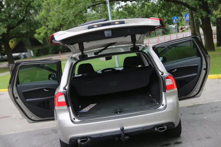 Grey Volvo V70 2015 in Riga, with an engine capacity of 2.00 L and mileage of 289 thousand km for 8190 €, photo 20 on AUTOMOTO.COM.LV