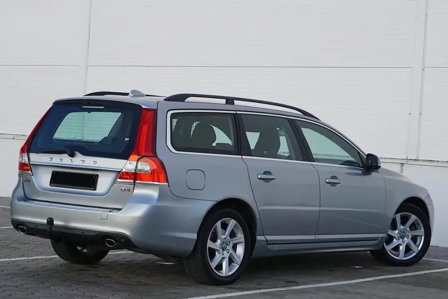 Pelēks Volvo V70 2015 Rīga, ar dzinēja tilpumu 2.00 L un nobraukumu 247 tūkst. km par 7200 €, foto 9 vietnē AUTOMOTO.COM.LV