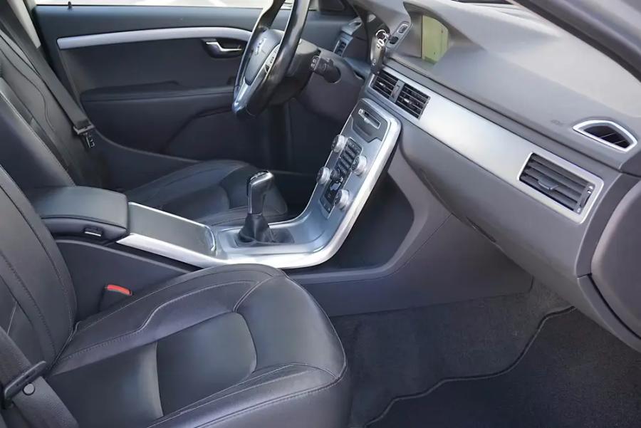 Pelēks Volvo V70 2015 Rīga, ar dzinēja tilpumu 2.00 L un nobraukumu 247 tūkst. km par 7200 €, foto 13 vietnē AUTOMOTO.COM.LV