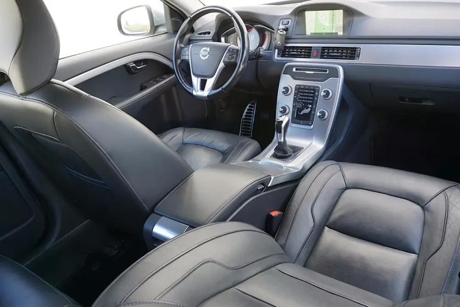 Pelēks Volvo V70 2015 Rīga, ar dzinēja tilpumu 2.00 L un nobraukumu 247 tūkst. km par 7200 €, foto 15 vietnē AUTOMOTO.COM.LV