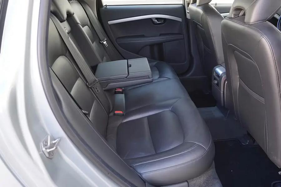 Pelēks Volvo V70 2015 Rīga, ar dzinēja tilpumu 2.00 L un nobraukumu 247 tūkst. km par 7200 €, foto 16 vietnē AUTOMOTO.COM.LV