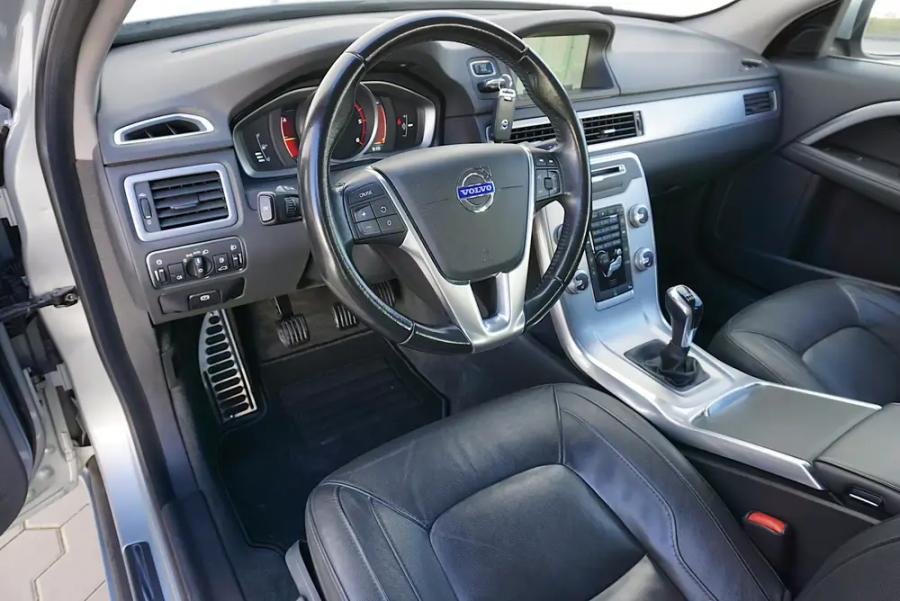 Pelēks Volvo V70 2015 Rīga, ar dzinēja tilpumu 2.00 L un nobraukumu 247 tūkst. km par 7200 €, foto 19 vietnē AUTOMOTO.COM.LV