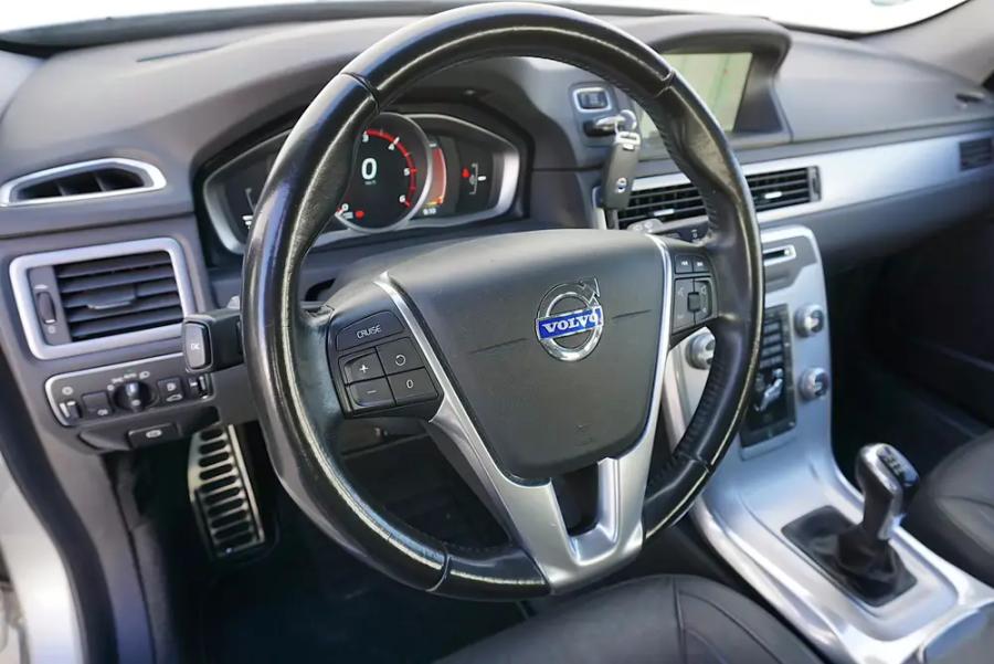 Pelēks Volvo V70 2015 Rīga, ar dzinēja tilpumu 2.00 L un nobraukumu 247 tūkst. km par 7200 €, foto 20 vietnē AUTOMOTO.COM.LV