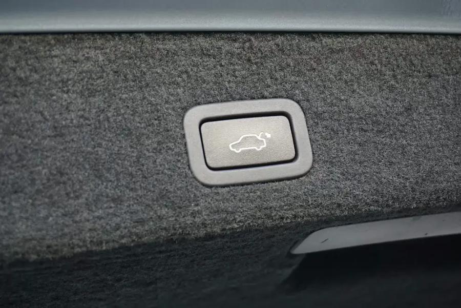 Pelēks Volvo V70 2015 Rīga, ar dzinēja tilpumu 2.00 L un nobraukumu 247 tūkst. km par 7200 €, foto 30 vietnē AUTOMOTO.COM.LV