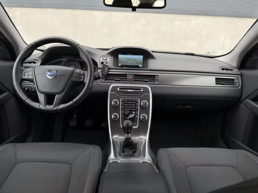 Grey Volvo V70 2015 in Riga, with an engine capacity of 2.00 L and mileage of 237 thousand km for 6690 €, photo 8 on AUTOMOTO.COM.LV