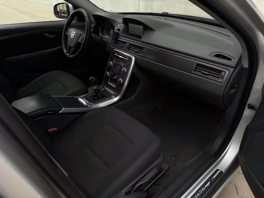 Grey Volvo V70 2015 in Riga, with an engine capacity of 2.00 L and mileage of 237 thousand km for 6690 €, photo 10 on AUTOMOTO.COM.LV