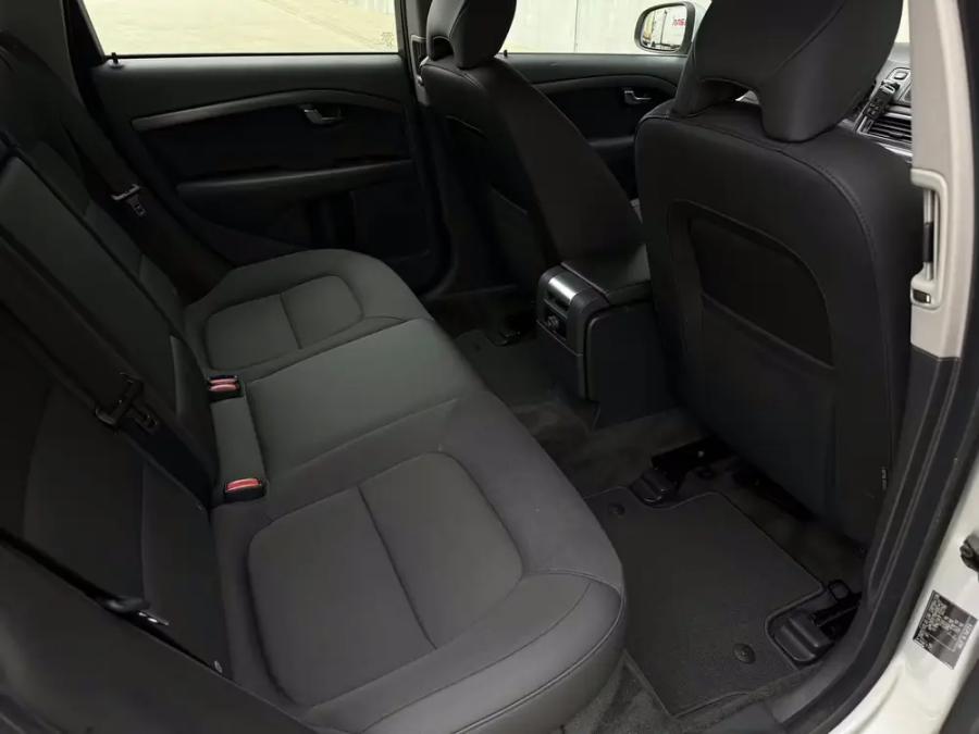 Grey Volvo V70 2015 in Riga, with an engine capacity of 2.00 L and mileage of 237 thousand km for 6690 €, photo 11 on AUTOMOTO.COM.LV