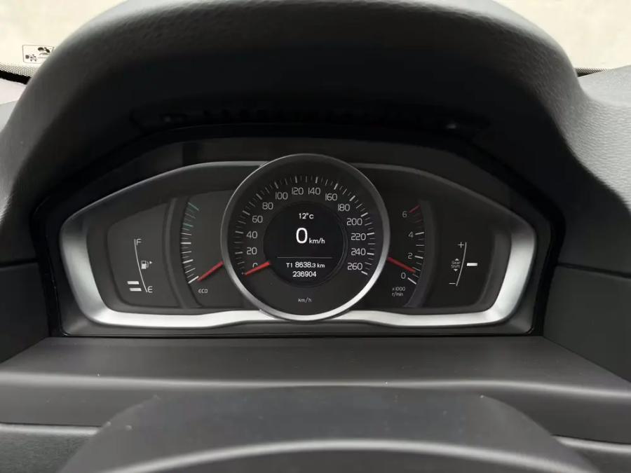 Grey Volvo V70 2015 in Riga, with an engine capacity of 2.00 L and mileage of 237 thousand km for 6690 €, photo 15 on AUTOMOTO.COM.LV