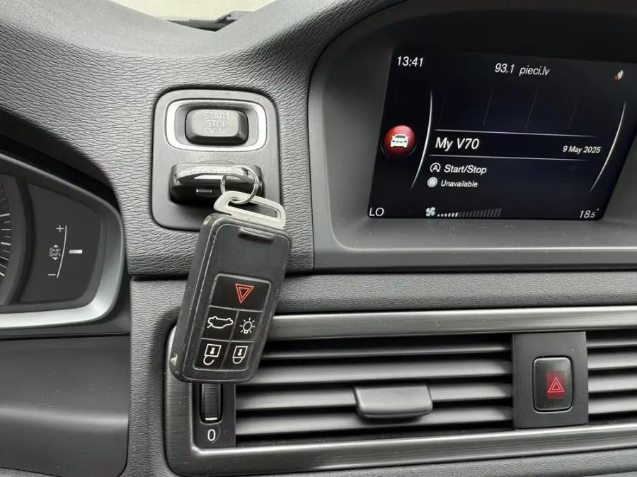 Grey Volvo V70 2015 in Riga, with an engine capacity of 2.00 L and mileage of 237 thousand km for 6690 €, photo 17 on AUTOMOTO.COM.LV