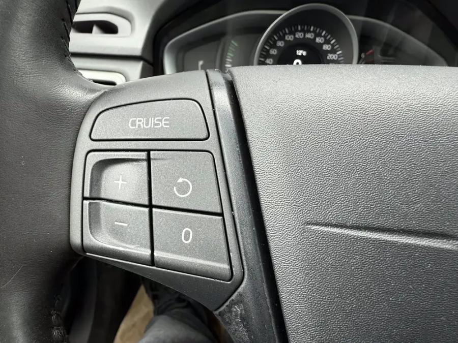 Grey Volvo V70 2015 in Riga, with an engine capacity of 2.00 L and mileage of 237 thousand km for 6690 €, photo 18 on AUTOMOTO.COM.LV